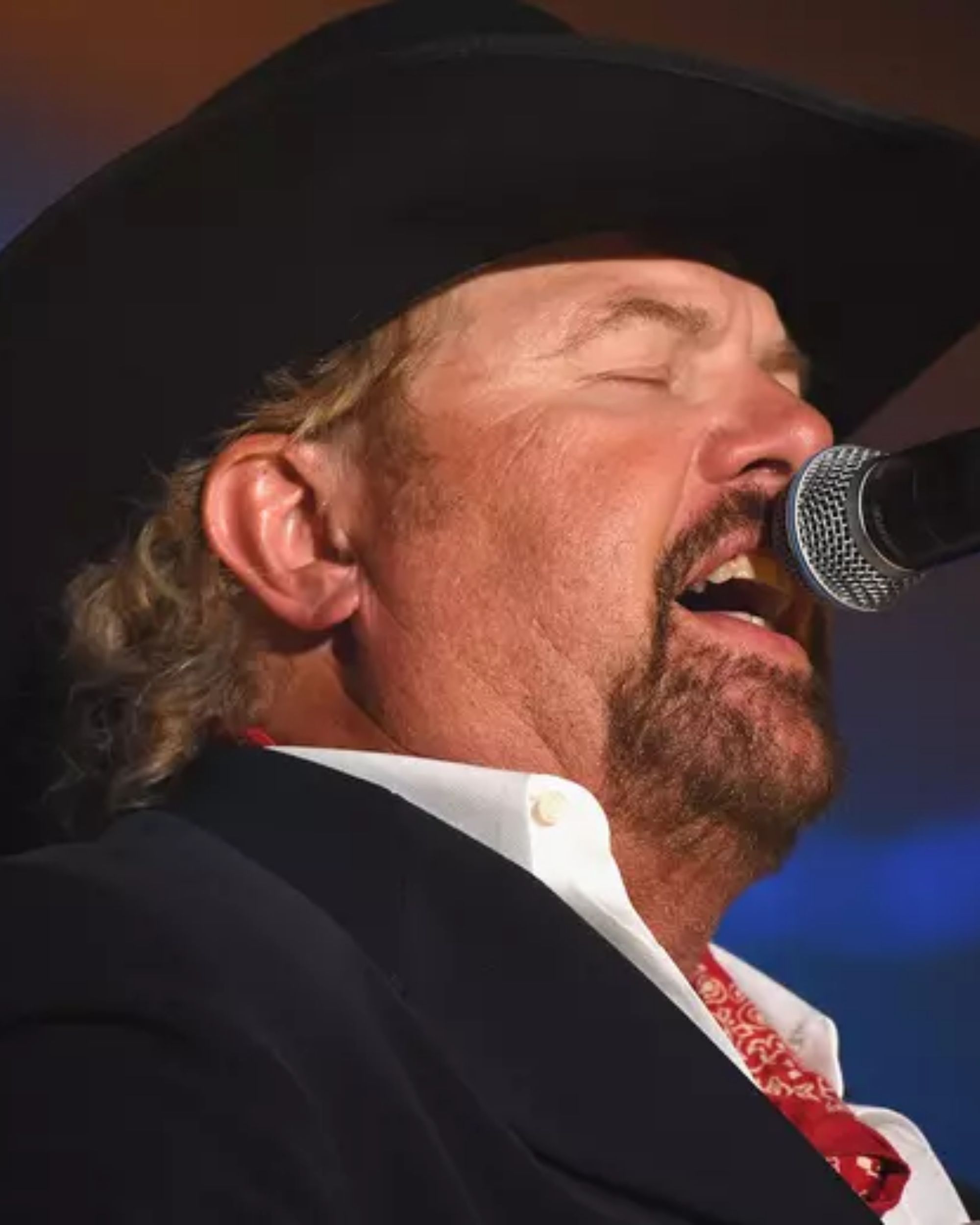 THE NIGHT TOBY KEITH TURNED A QUIET AMPHITHEATRE INTO A WAR OF HEARTS ...
